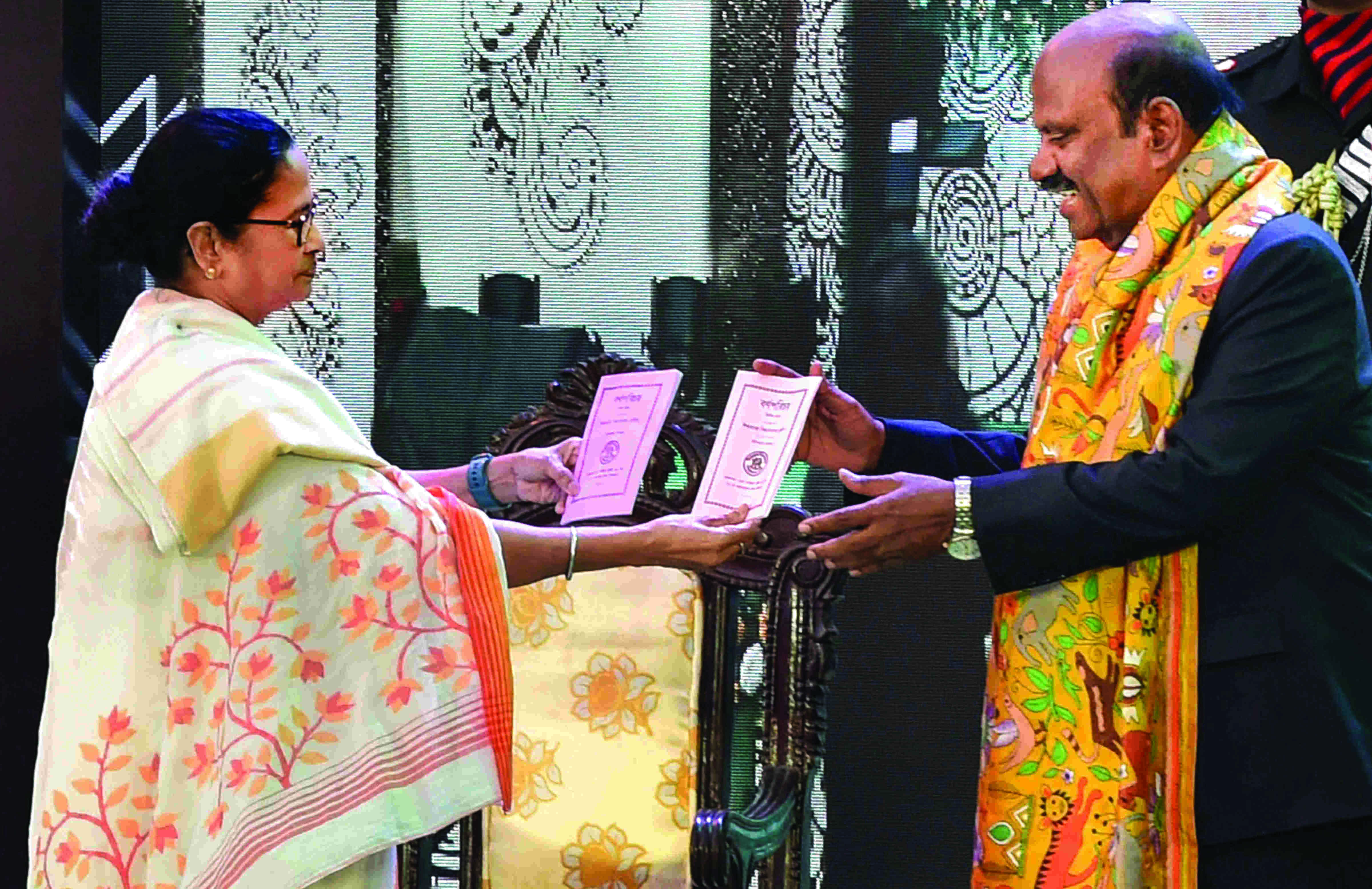 Mamata gifts ‘Barnaparichay’ to Governor during ‘Hatey Khari’