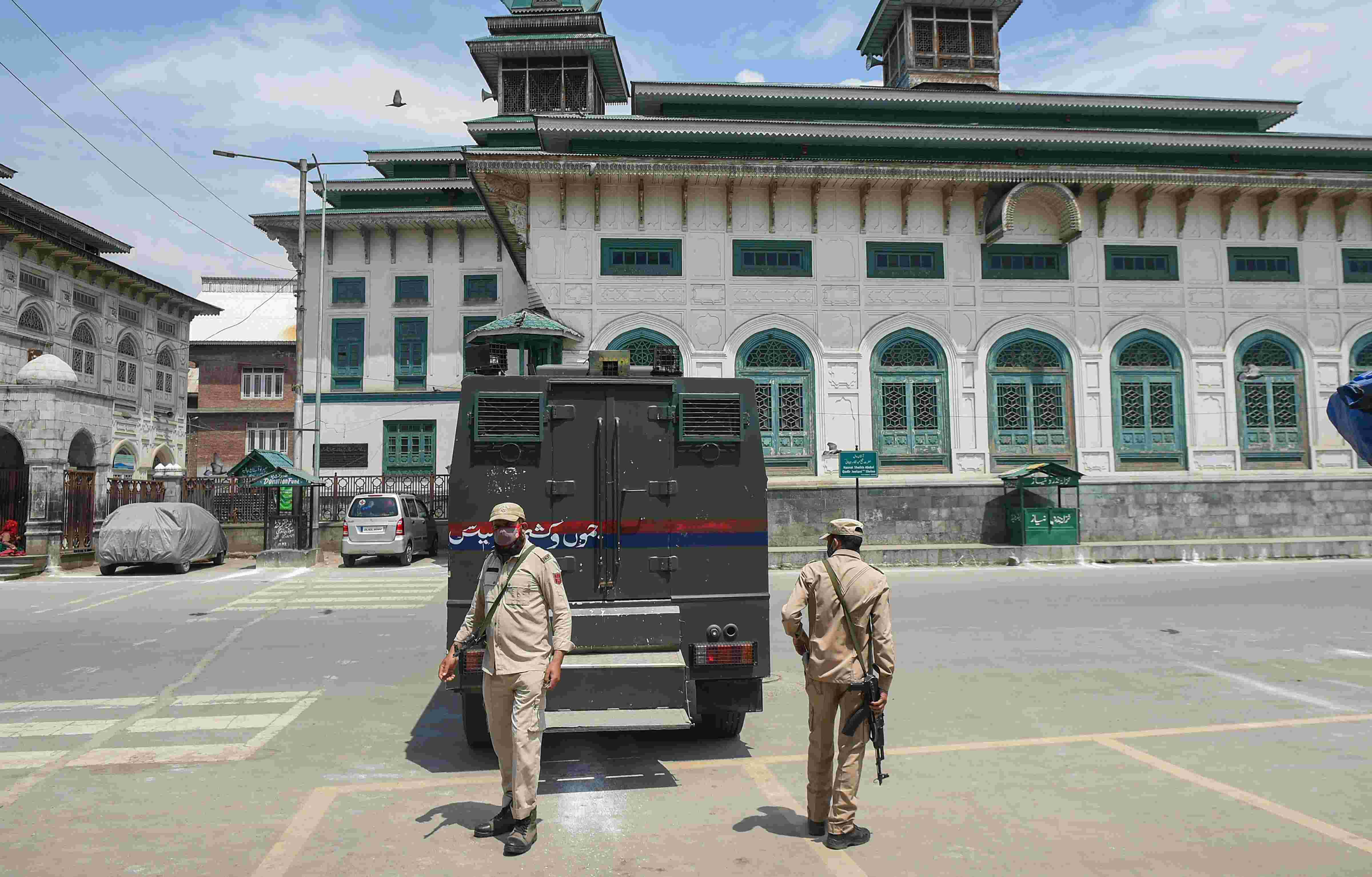 Senior Army officer reviews security situation along LoC in J-K's Rajouri, Poonch