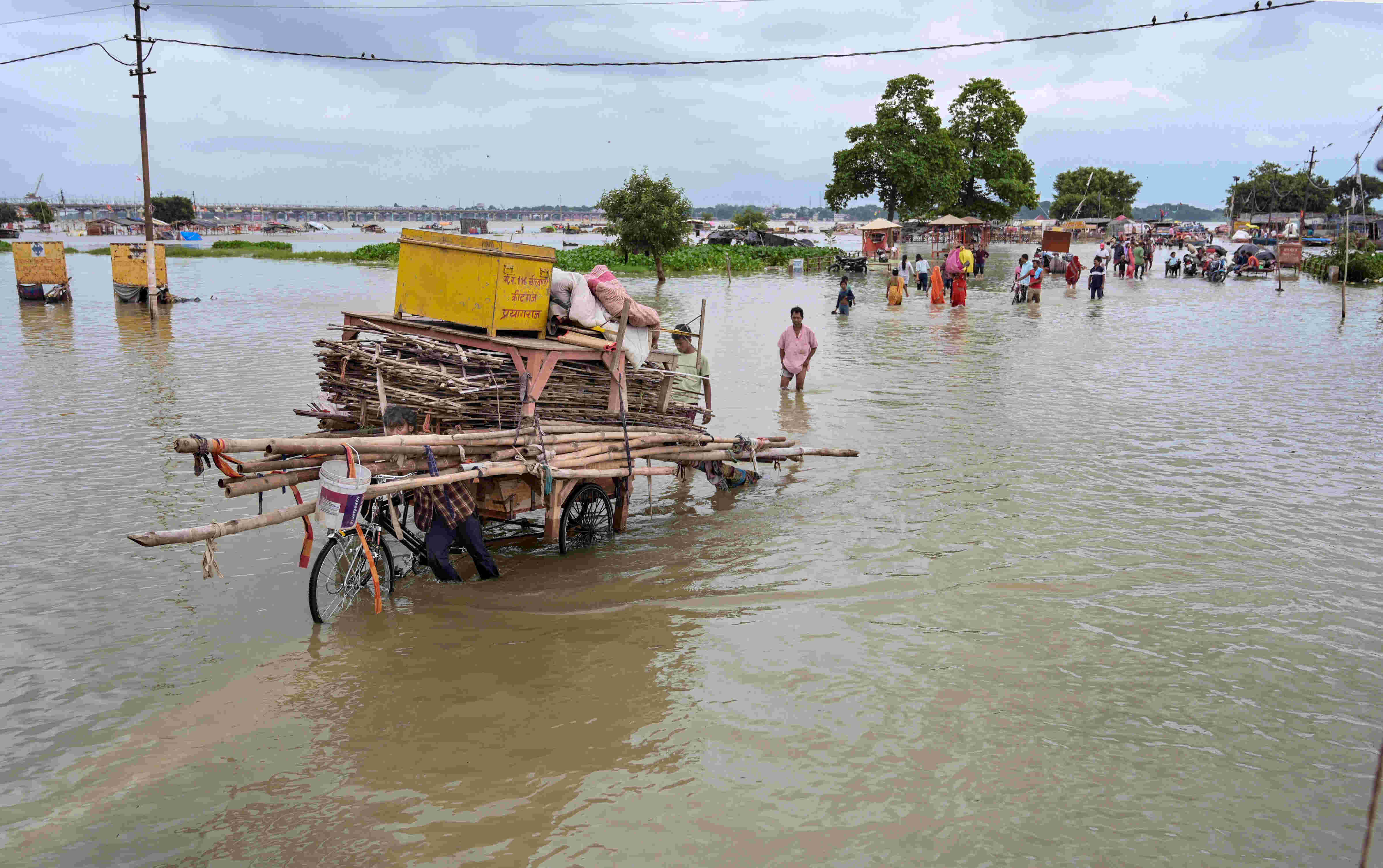 Amid Odisha floods people face shortage of drinking water as inundated ...