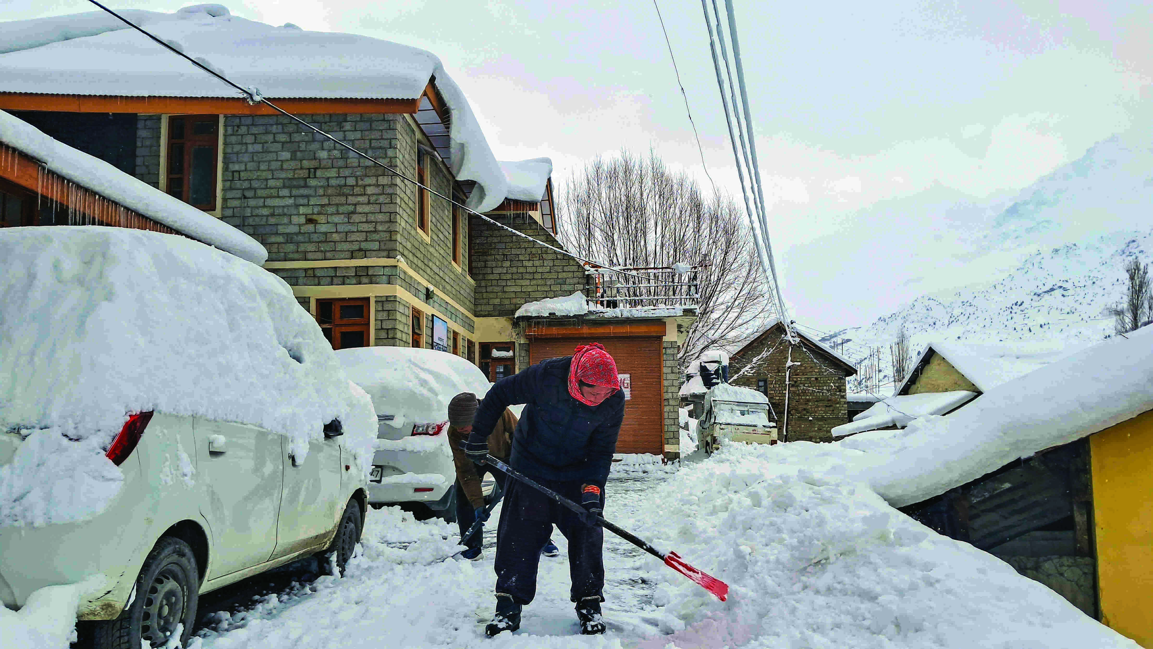 Cold wave continues in Himachal, 356 roads blocked