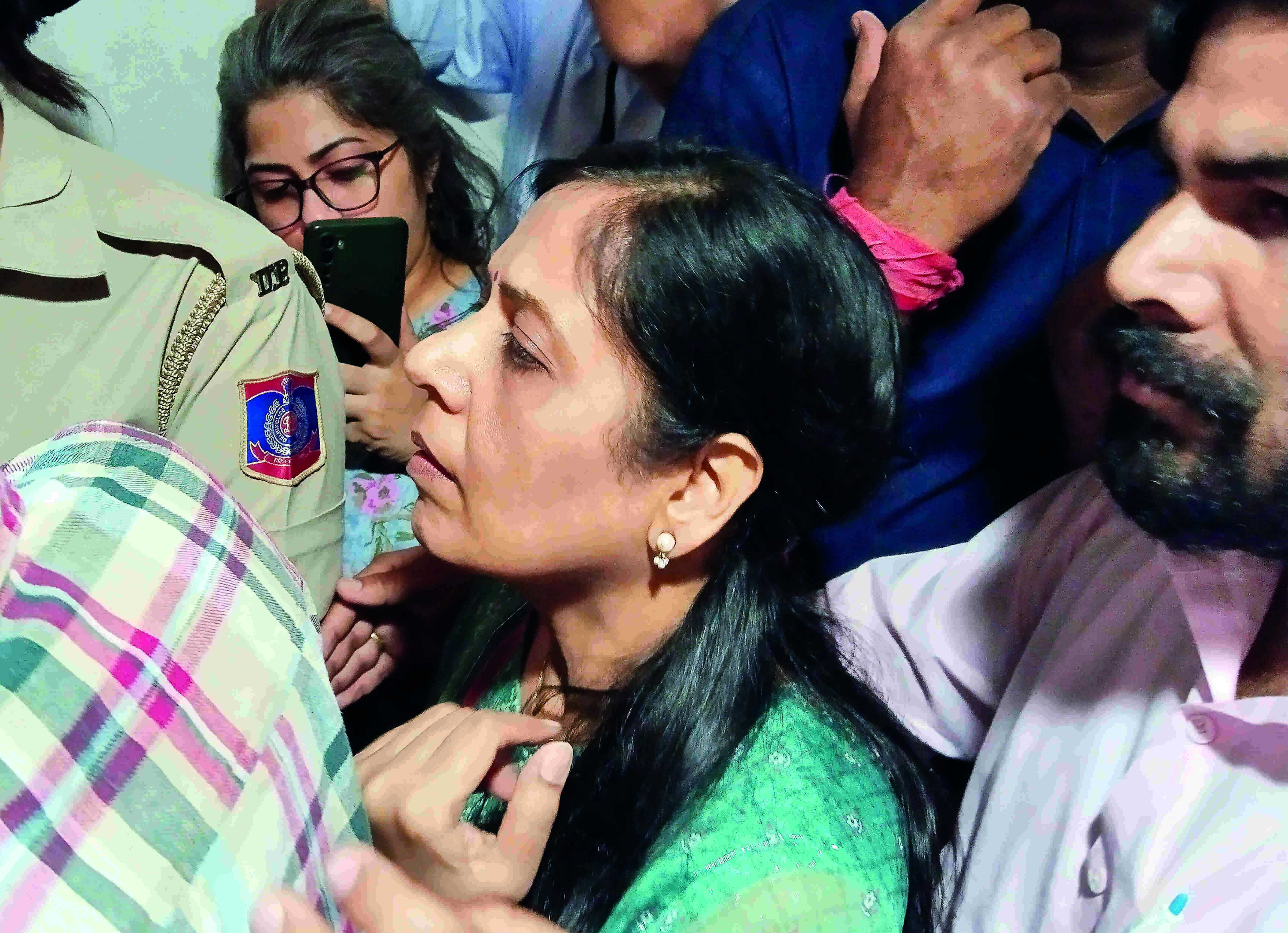 AAP leaders meet Kejriwal’s wife, assert that CM should run Delhi govt ... AAP leaders meet Kejriwal’s wife, assert that CM should run Delhi govt ...