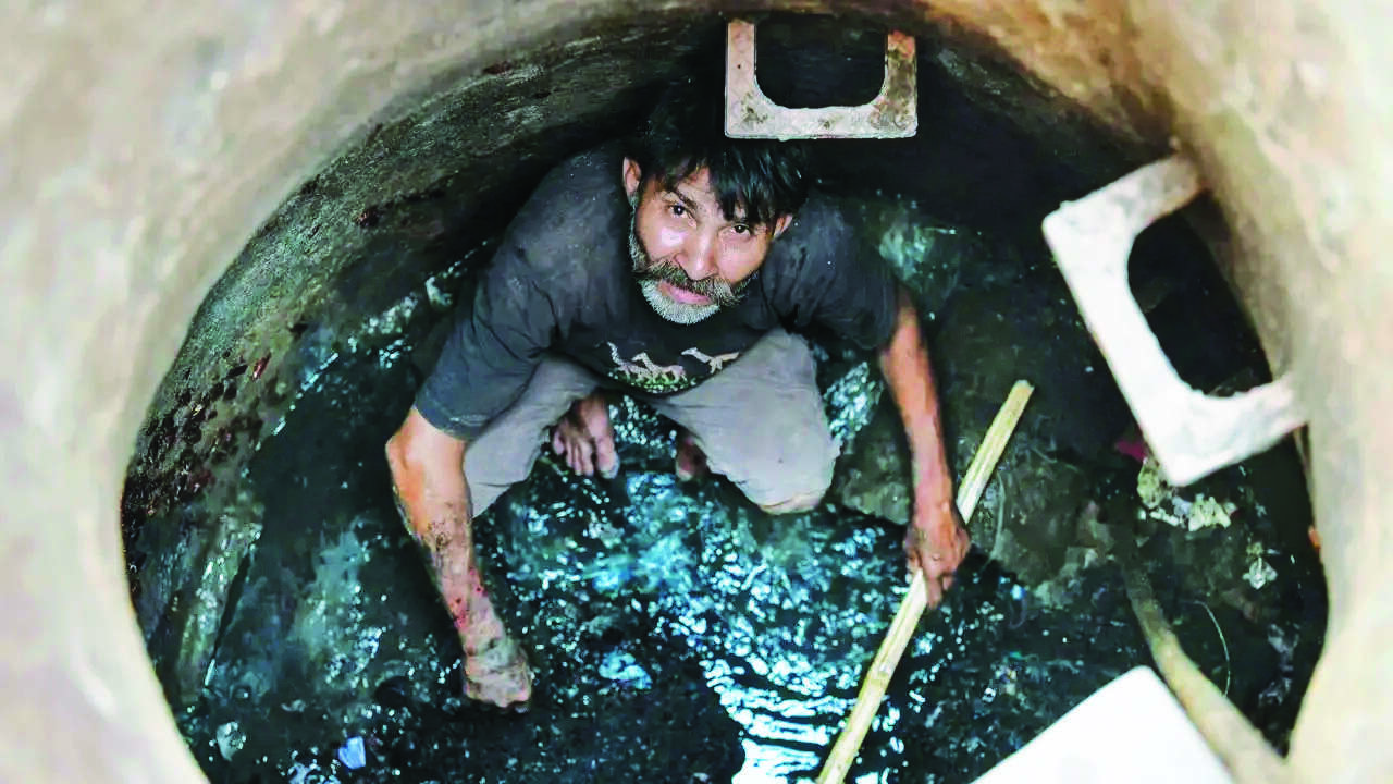 Modi govt meting out injustice to sanitation workers, will end manual scavenging: Cong