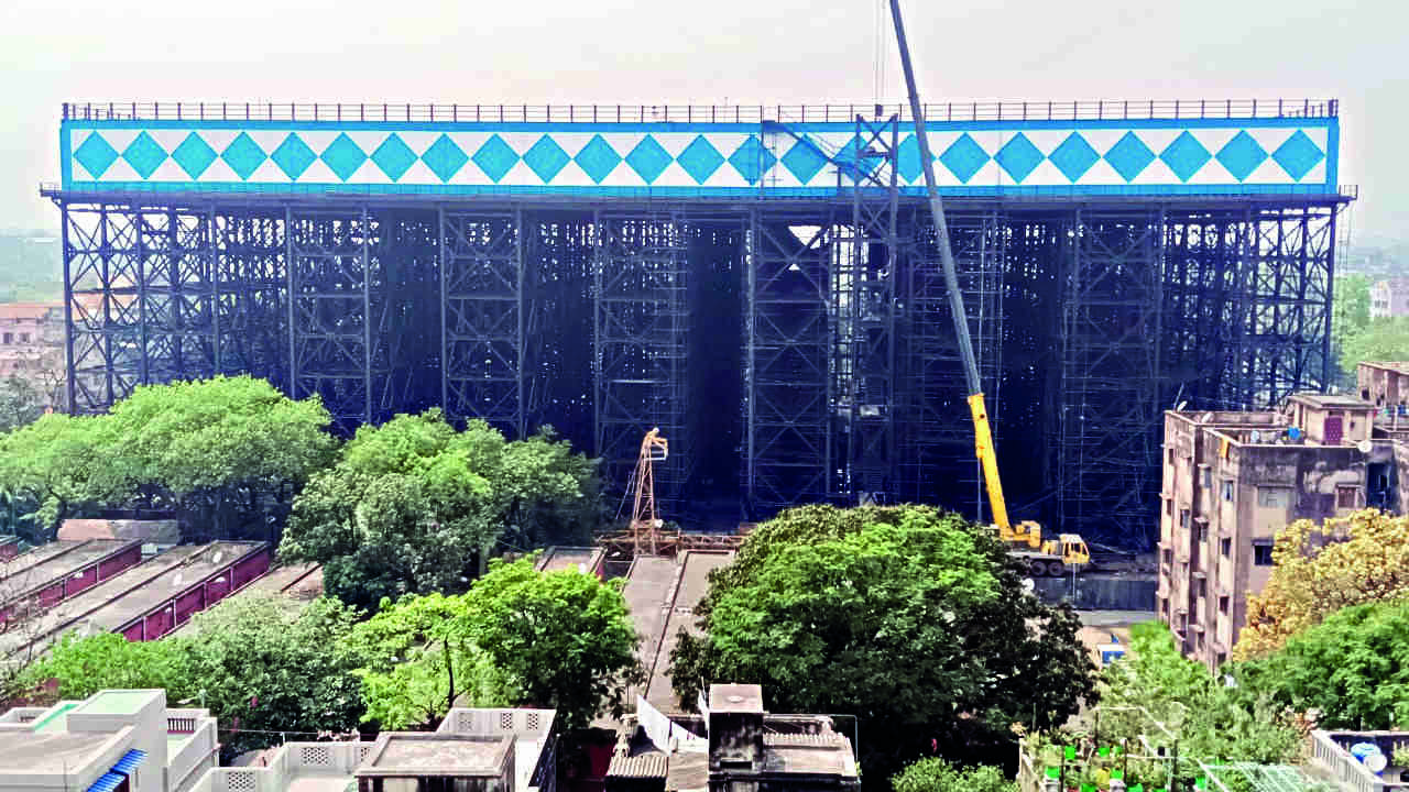Kolkata’s iconic Tala Tank dons city’s blue & white colour theme, sheds ...
