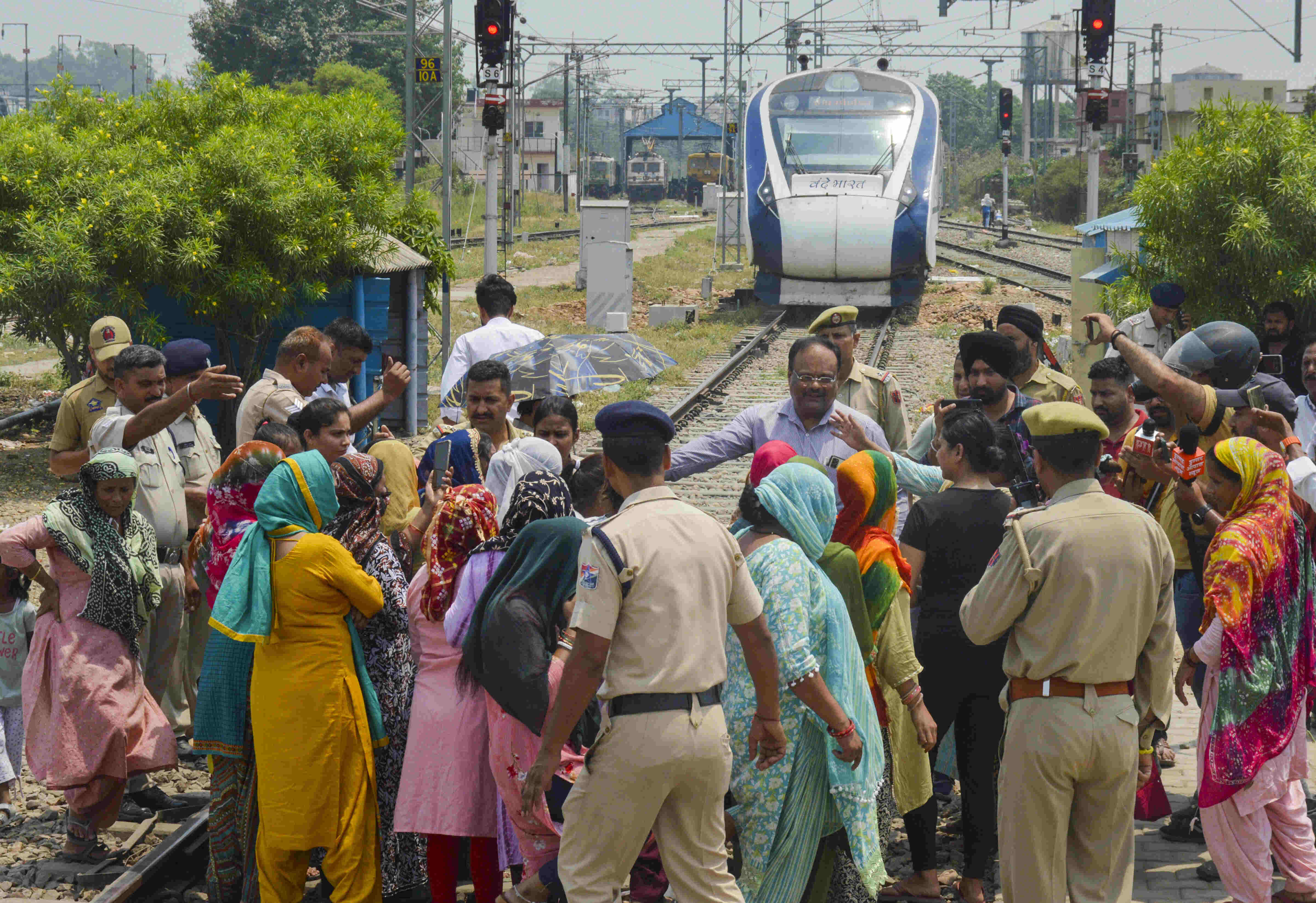 Women stop Vande Bharat train in Jammu to protest against water crisis