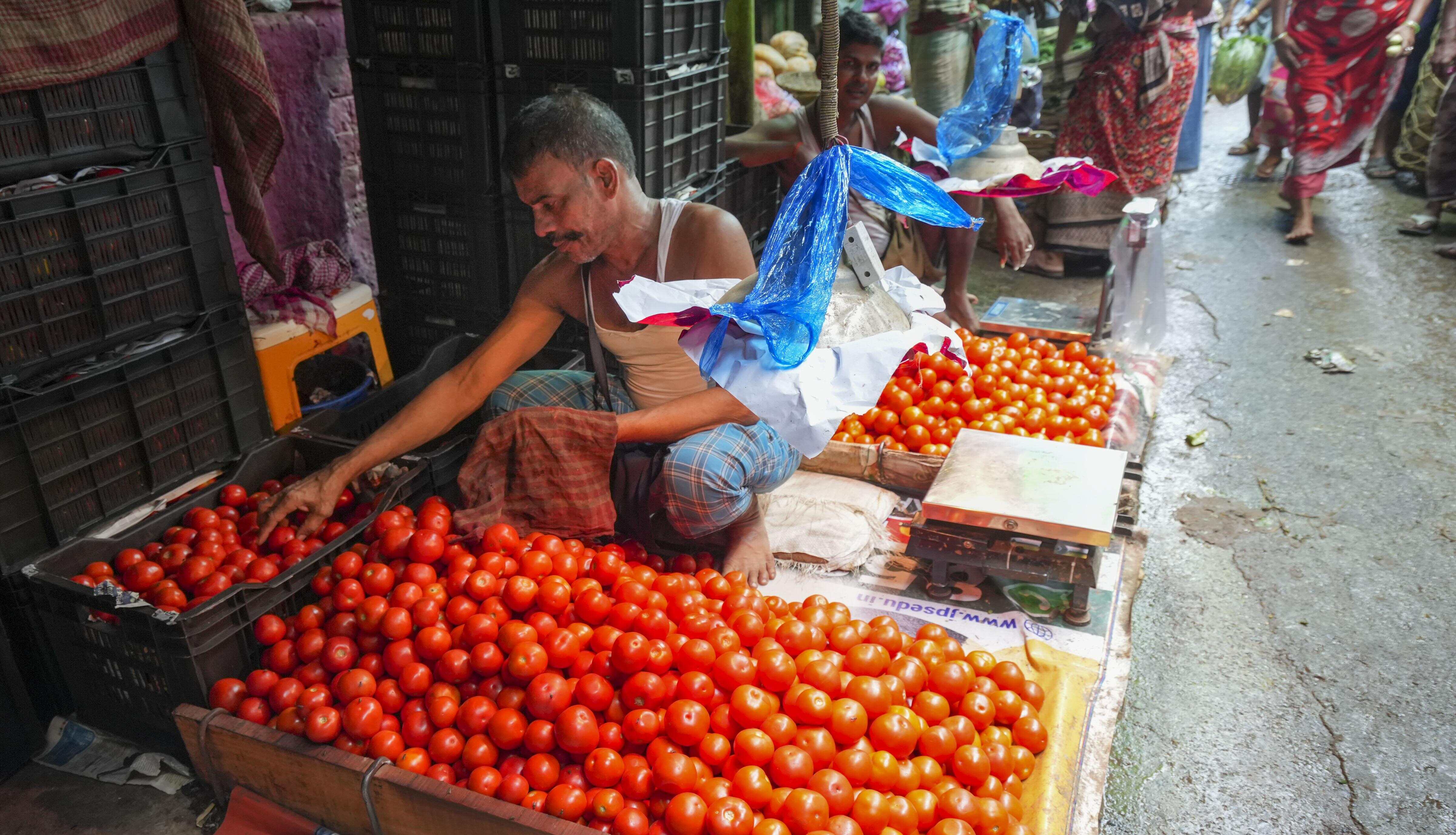 Tomato prices soar to Rs 100 per kg in Delhi markets as rains hit supplies