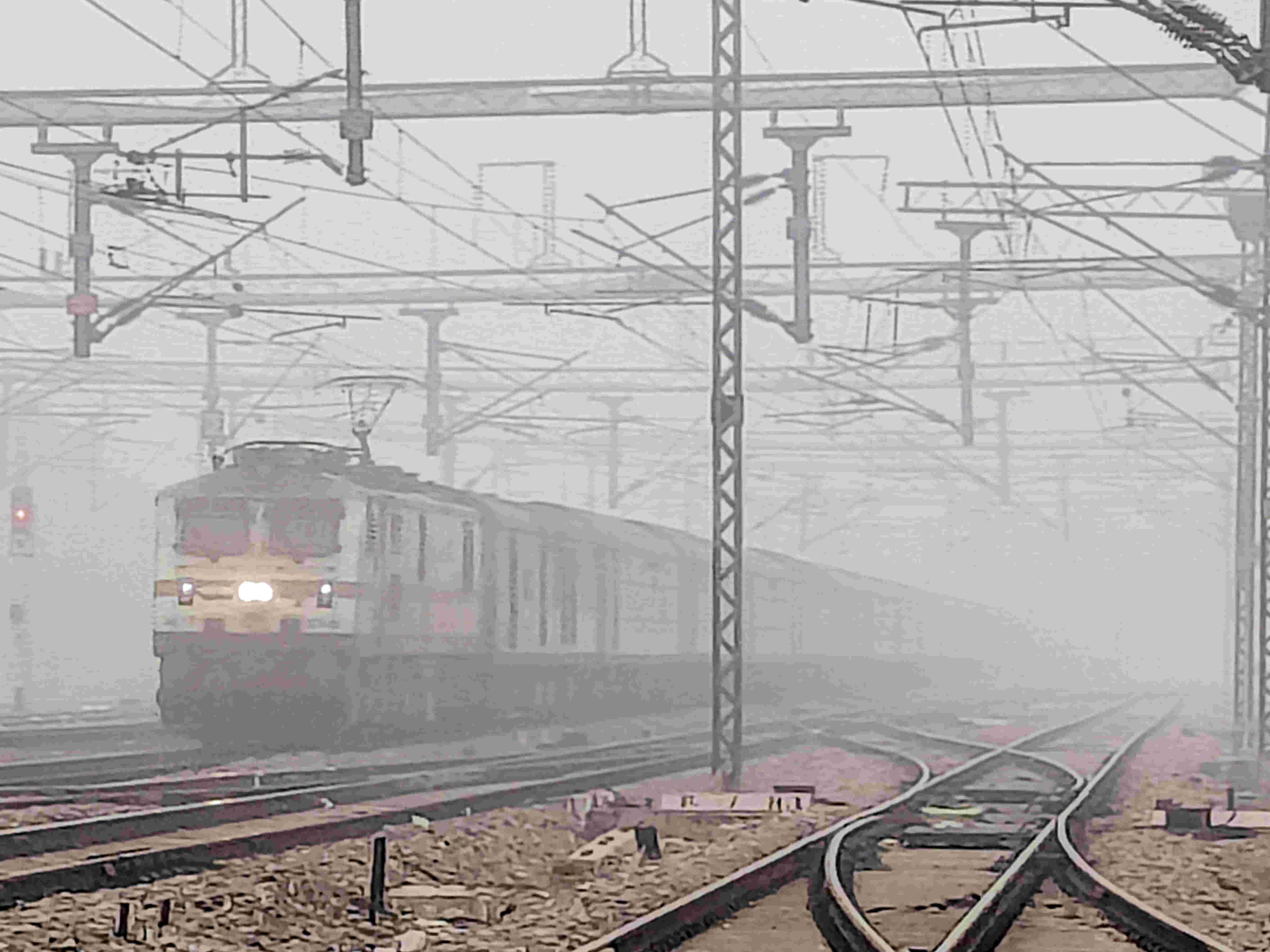 Dense fog envelops Delhi, 45 trains delayed due to low visibility