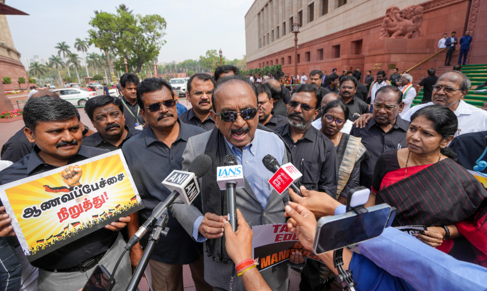 DMK MPs stage protest in Parliament complex against NEP, demand apology ...