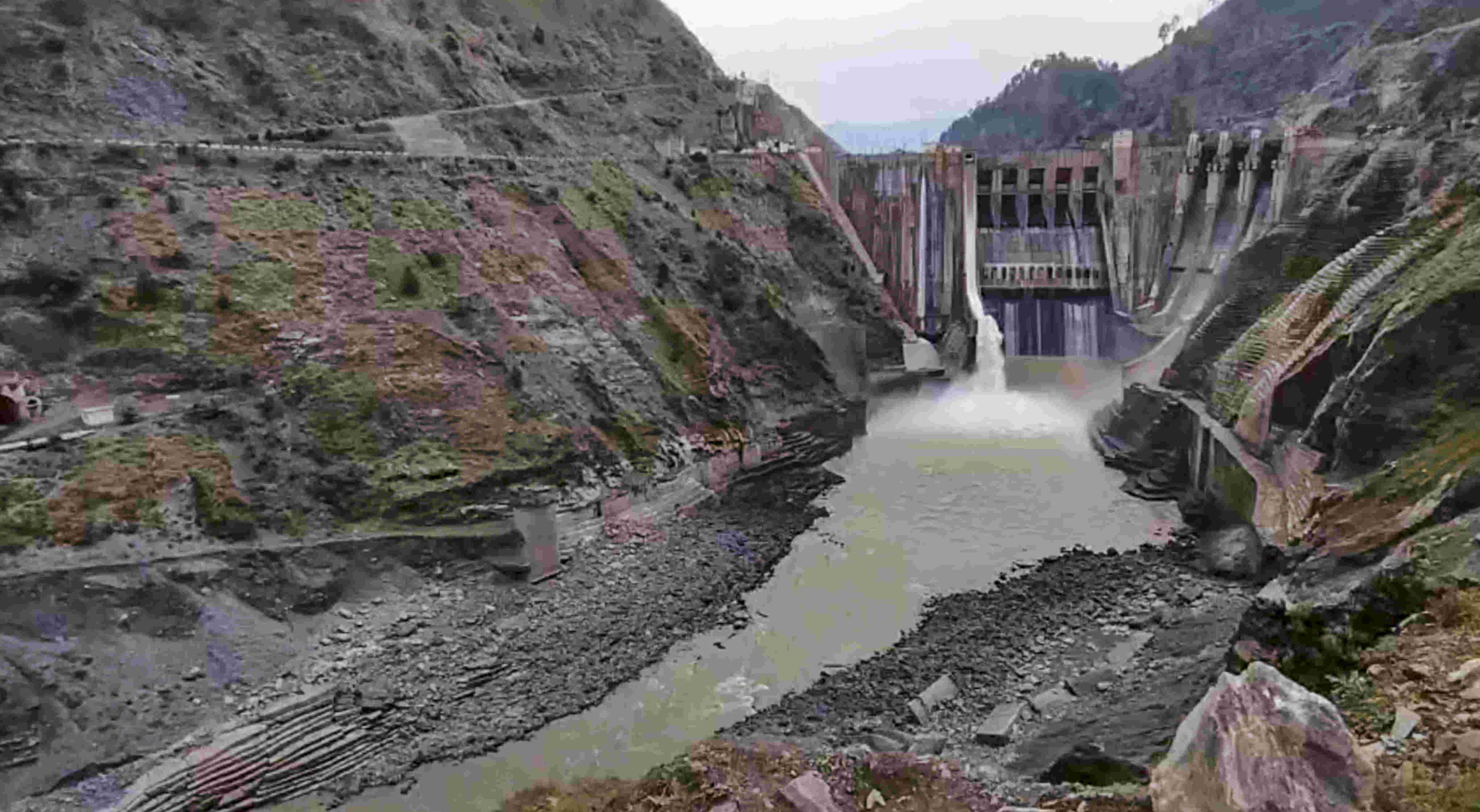 All gates of Salal Dam on Chenab River closed, significant drop in ...