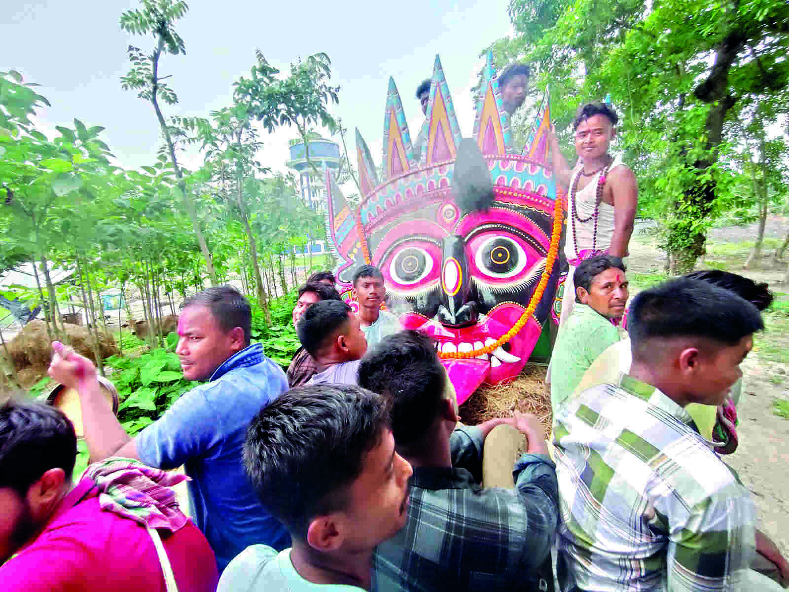 7 feet in height and 5 feet in width - Kushmandi artists craft ‘record-breaking’ wooden mask for ...
