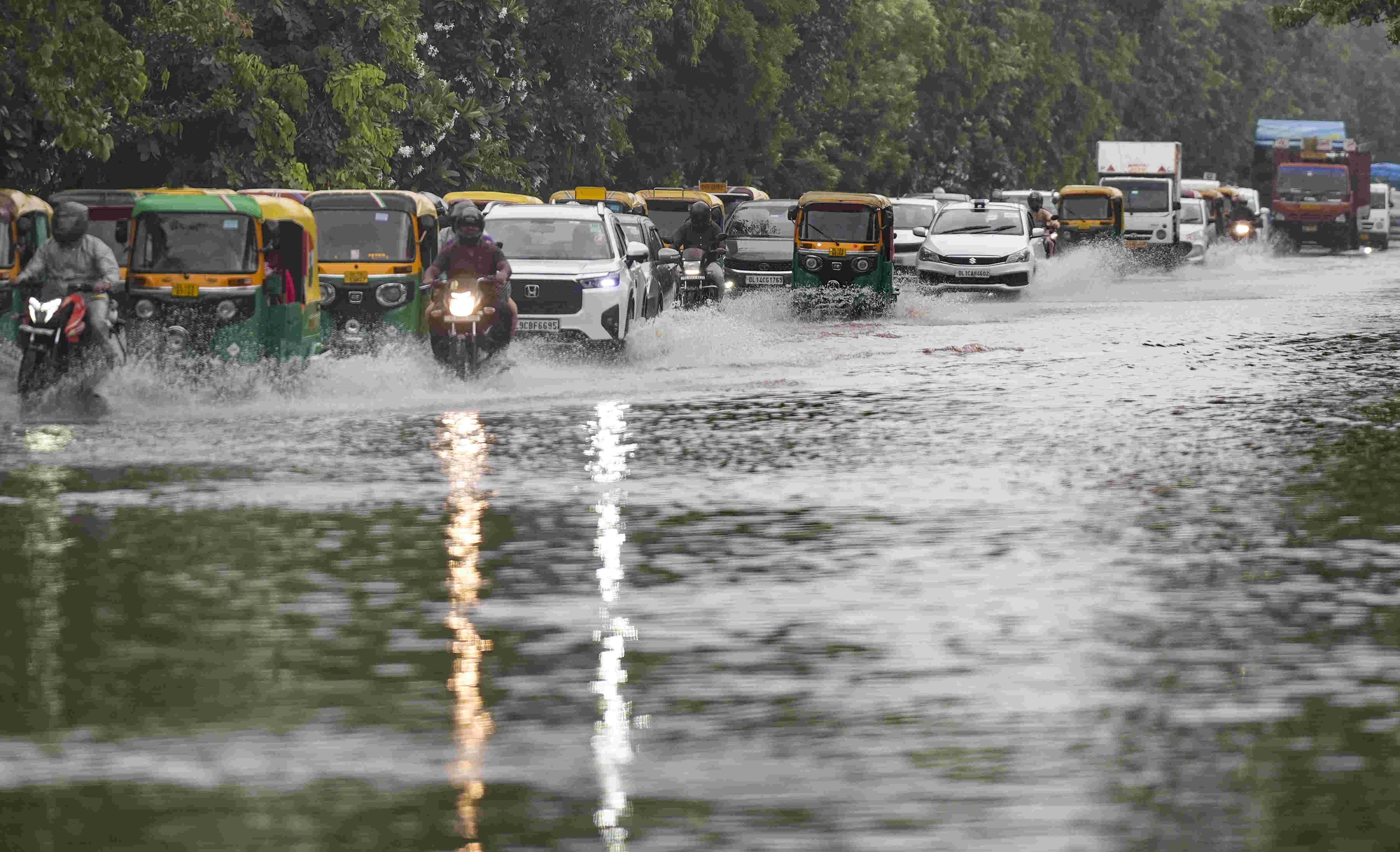 Delhi-NCR wakes up to light showers, IMD issues ‘red alert’